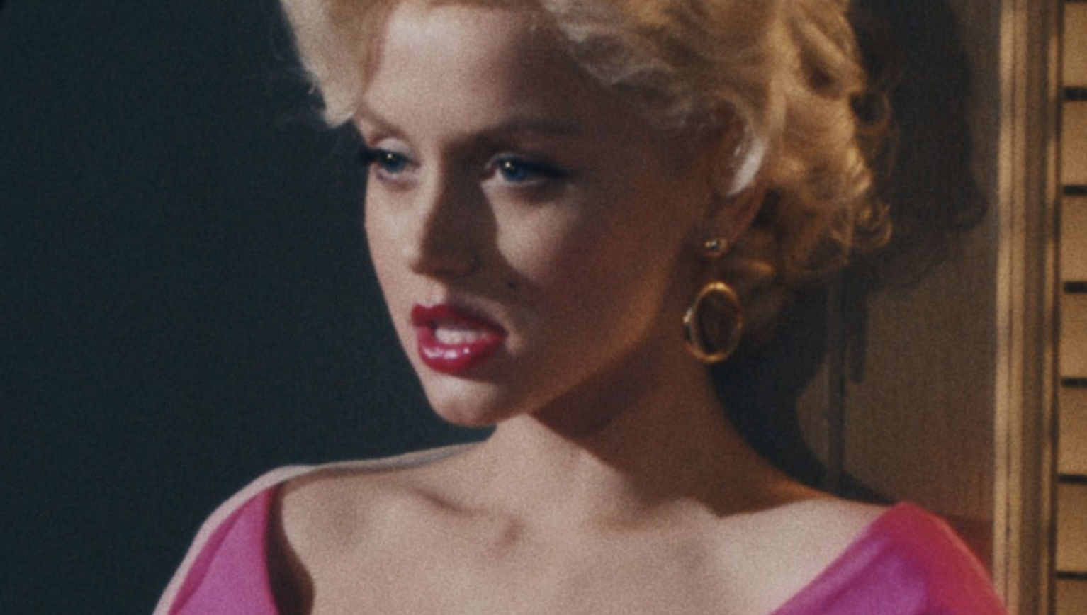 Chris Evans si rivolge a Ana de Armas nel ruolo di Marilyn Monroe in ...